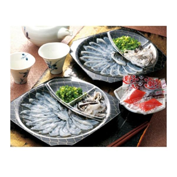 魚の宝庫豊後水道で獲れた新鮮なとらふぐを、職人技で1枚1枚丁寧にお刺身にしました。   ■商品名／大分豊後産とらふぐ刺身セット ■包装サイズ／約320×230×100mm ■商品内容／とらふぐセット(とらふぐ刺身(25g)、とらふぐ皮(10...