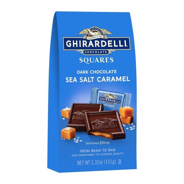 ギラルデリ ダークチョコレート シーソルト キャラメル スクエア 5.32 オンス バッグ 1 個 ゆっくりと溶けるダークチョコレートの四角形に、ほんのり海塩が入った濃厚なキャラメルを詰めました。 贈り物、おもてなし、個人的な楽しみに最適な...