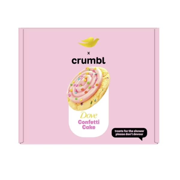 ダヴとクランブルのコラボレーションによる、限定デザインのボディケアギフトセットです。コンフェッティケーキクッキーから着想を得た香りで、ほんのり温かみのあるシュガークッキーにピンクのバタークリームフロスティングを重ねたような、甘く楽しいバスタ...