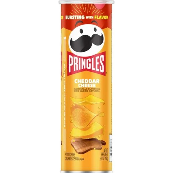 プリングルズ チェダーチーズは、濃厚でクセになるチーズの風味と、サクサクの食感が楽しめるポテトクリスプです。スタック（重ね）タイプのチップスで、手が止まらなくなるおいしさが魅力。端から端までチェダーチーズの味わいがしっかり楽しめます。映画鑑...