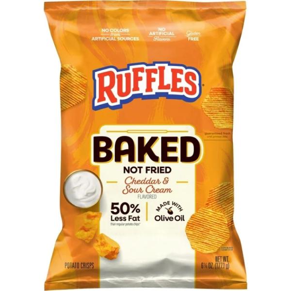 ベイクド ラッフルズ チェダー＆サワークリームは、揚げずに焼き上げたベイクドタイプのポテトチップスです。ラッフルズならではの波型カットに、チェダーとサワークリームの風味を組み合わせ、サクッと軽い食感と食べ応えのある味わいを楽しめます。独自の...