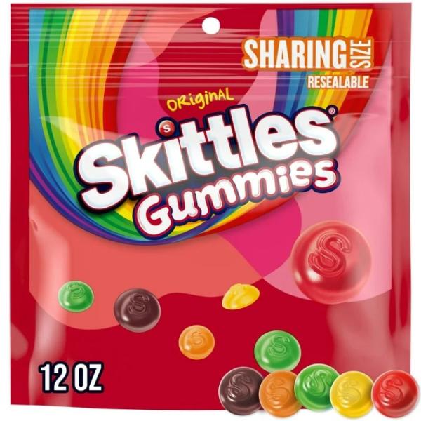 スキットルズならではのフルーティーな味わいを、やわらかなグミで楽しめるオリジナルフレーバーのシェアサイズです。ストロベリー、オレンジ、グレープ、レモン、グリーンアップルの5種フレーバーを詰め合わせ、カラフルで楽しい味わいがひと粒ごとに広がり...