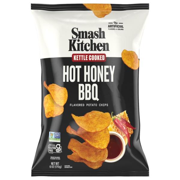 スマッシュキッチン ホットハニーBBQ ポテトチップスは、釜揚げ製法でカリッとした食感に仕上げたポテトチップスです。内容量6オンス（約170g）。 スモーキーなバーベキュー風味に、はちみつの甘さとほどよい辛さを組み合わせた味わいが特長。サク...