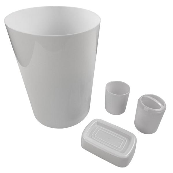 メインステイズ 4点 バスアクセサリーセット、ホワイト、丈夫なプラスチック製の4点バスセットです。セット内容：ゴミ箱、ソープディッシュ、バスルームカップ、歯ブラシホルダー。ベージュ、ホワイト、シルバーの3種類の無地プリントを展開。ご自宅、寮...