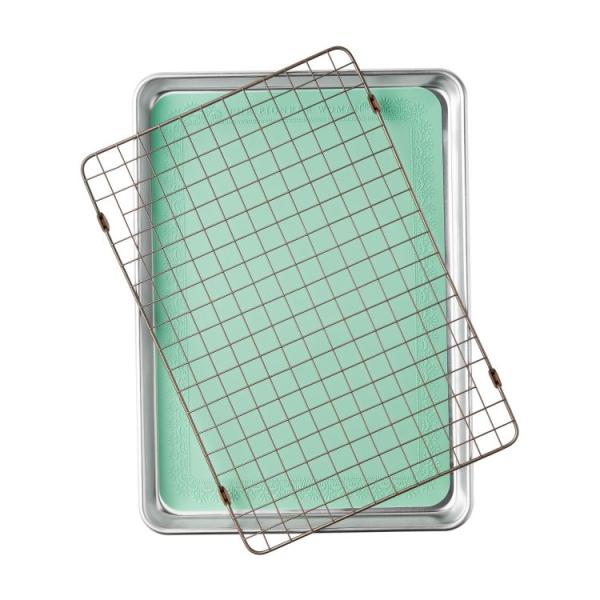 【商品内容】アルミ製シートパン（約44cm × 31.6cm × 約2.4cm）1枚、ワイヤーラック 1枚、シリコンベーキングマット 1枚（3点セット）【素材】重厚ゲージ0.8mmアルミニウム製シートパン【特徴】アルミパンは熱を均一に伝えや...