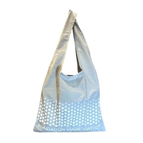 【ブランド】ルイヴィトン【商品名】fondation・louis・vuitton【カラー】グレー【素材】ポリエステル【仕様】外側：ポケットなし    内側：オープンポケット×1【サイズ】H約36cm×W約42cm×D約0.5cm  持ち手：...