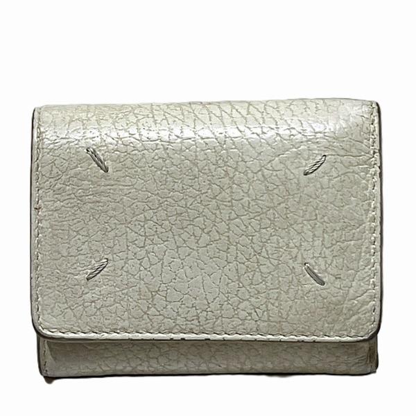 【ブランド】メゾンマルジェラ【商品名】ZIP COMPACT TRI FOLD WALLET【型番】SA3UI0010【カラー】ホワイト【素材】レザー【サイズ】H約8.5cm×W約10.5cm×D約3.8cm【仕様】お札入れ×1ファスナー式...