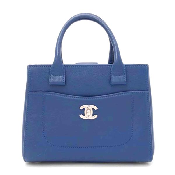 商品説明ブランド CHANEL商品名 ネオエグゼクティブスモール2wayトート／ブルー型番 A69929シリアル/製造No 237*****状態ランク ABランク/良品、多少の使用感ありますが、目立つ傷や汚れのない状態です。付属品 付属品の...