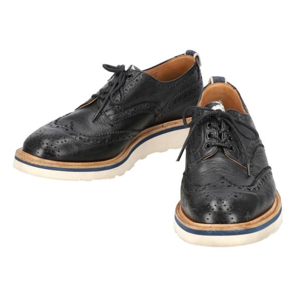 商品説明ブランド Tricker's商品名 BURTON　DENHAMコラボ／ウイングチップ型番 808713シリアル/製造No サイズ:9状態ランク Aランク/美品、キズ・汚れがなく使用感のない綺麗な状態です。付属品 付属品の有無/有　内...