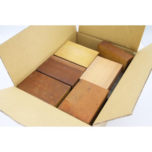 ハードウッドの端材（箱入りセット）です。薪ストーブにご使用すると、形くづれが遅く、火持ちがよいとお声をいただいております。★樹種：イタウバ、セランガンバツ等（材種はご指定できません）箱の大きさ巾16.5ｃｍ　高さ13.5ｃｍ端材大きさ　１個...