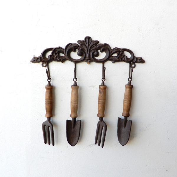 ◆サイズ  幅29×奥行3.5×高さ28cm◆材質　  アイアン・木◆備考　  アンティーク仕様　/　スコップ、フォークのツールは外すことはできませんガーデンアファニチャー ガーデニング雑貨 壁掛け ウォールデコ