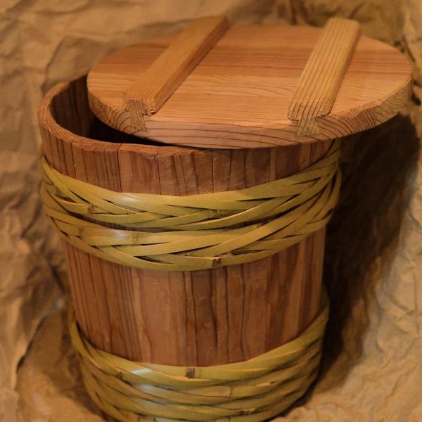 国内で伐採された杉を使用して、職人が1つ1つ手作業で仕上げます。釘や接着剤は使用せず、昔ながらの製法により作り上げます。タガと呼ばれる、木樽の形を保持する輪は、竹タガを編み込んで、木樽の胴体に巻いてあります。竹タガも、国産の天然竹より切り出...