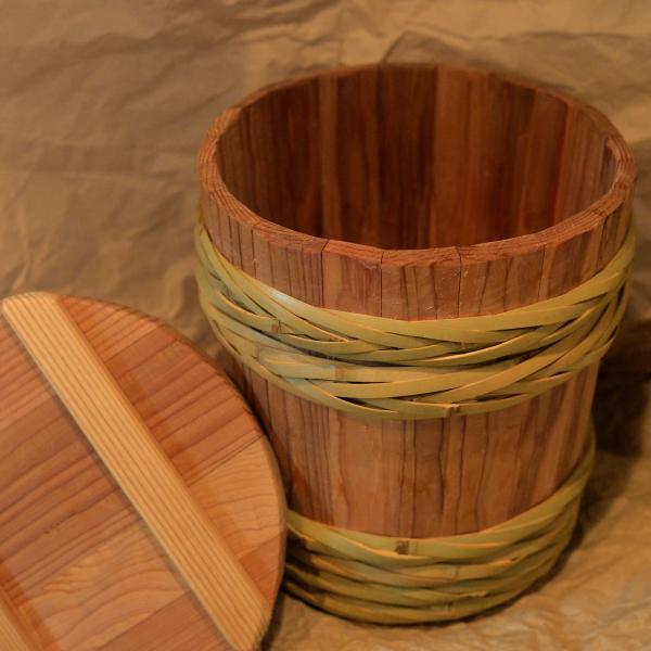 国内で伐採された杉を使用して、職人が1つ1つ手作業で仕上げます。釘や接着剤は使用せず、昔ながらの製法により作り上げます。タガと呼ばれる、木樽の形を保持する輪は、竹タガを編み込んで、木樽の胴体に巻いてあります。竹タガも、国産の天然竹より切り出...