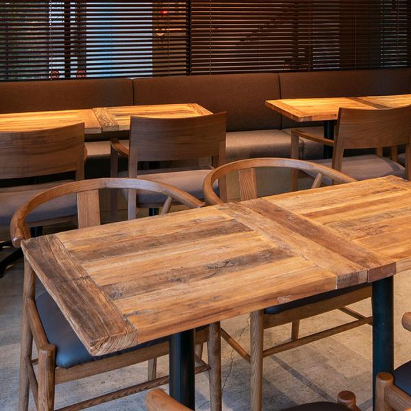 雨風で削られた粗い年輪が、力強さと堅さを強調する古材エルム。これまで数多くのカフェやバルでもお使いいただき、そのワイルドな表情が人気のテーブルトップとなっております。アイアン脚などお好みの脚を取り付けるだけで素敵な古材テーブルが完成。ぜひお...
