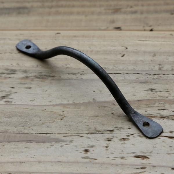 【素材】鉄【色・仕上げ】黒皮鉄（ワックス仕上げ）「黒皮」とは鉄を圧延した際に表面に出来る酸化被膜のことで、多少のムラや凸凹・傷があります。また、特別な塗装を施している訳ではありませんので、完全な真っ黒ではありません。ご利用頂く環境によっては...