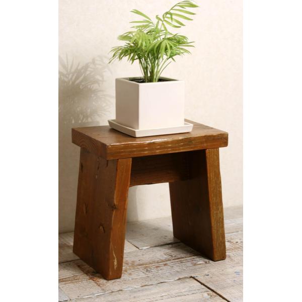 【商品説明】踏み台に、スツールに、飾り棚としても便利な足場板古材の踏み台。サイズバリエーション豊富なので、お好みのサイズて適切な場所に設置いただけます。【素材・生産】OLD ASHIBA（足場板古材）※実際に建築現場で使用された無垢の杉足場...