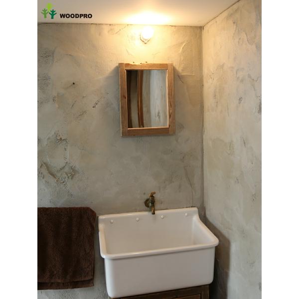 【商品説明】足場板古材を枠（フレーム）にした ミラー（鏡）。空間の邪魔をする事のないシンプルなカタチはインテリアと調和し、空間を惹きたてます。身だしなみを確認するために見る鏡。古材ミラーのぬくもりで、毎日のモチベーションもあがりそう。【素材...