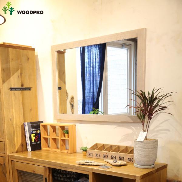 【商品説明】足場板古材を枠（フレーム）にした ミラー（鏡）。空間の邪魔をする事のないシンプルなカタチはインテリアと調和し、空間を惹きたてます。身だしなみを確認するために見る鏡。古材ミラーのぬくもりで、毎日のモチベーションもあがりそう。【素材...