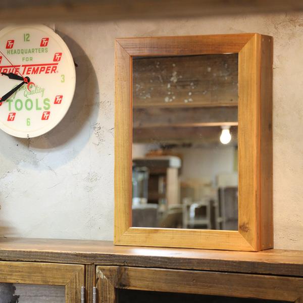 【商品説明】鏡を開けると収納になっている壁掛けミラーキャビネットです。棚板２枚は使い勝手に合わせて高さを変えることが出来るので、洗面台まわりで使う細々した化粧道具や、ヘアスプレーなどをしまうのにとっても便利です。【素材・生産】OLD ASH...