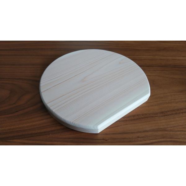 食卓で使いたくて生まれたちいさなまな板です。ちょっと果物やケーキ、パンなどを切り分けたりするのにも便利です。食卓で使うなら、ちょっとおしゃれな形がいいなと…こんな形になりました。手軽なサイズなので、洗うのも楽々♪檜は、適度な柔らかさのある木...