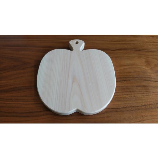 食卓で使いたくて生まれたちいさなまな板です。ちょっと果物やケーキ、パンなどを切り分けたりするのにも便利です。食卓で使うなら、ちょっとおしゃれな形がいいなと…こんな形になりました。手軽なサイズなので、洗うのも楽々♪檜は、適度な柔らかさのある木...