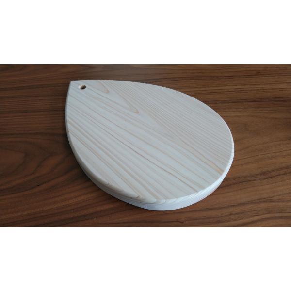 食卓で使いたくて生まれたちいさなまな板です。ちょっと果物やケーキ、パンなどを切り分けたりするのにも便利です。食卓で使うなら、ちょっとおしゃれな形がいいなと…こんな形になりました。手軽なサイズなので、洗うのも楽々♪檜は、適度な柔らかさのある木...