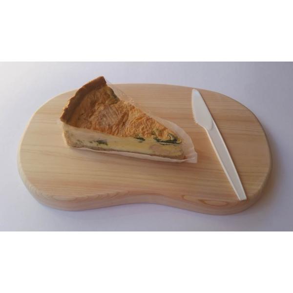 食卓で使いたくて生まれたちいさなまな板です。ちょっと果物やケーキ、パンなどを切り分けたりするのにも便利です。食卓で使うなら、ちょっとおしゃれな形がいいなと…こんな形になりました。手軽なサイズなので、洗うのも楽々♪檜は、適度な柔らかさのある木...