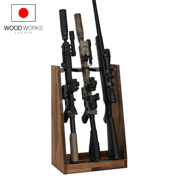 WOOD WORKS 木製ライフルスタンド3丁掛けです。国内自社工場で全て手作りで製作しています。サイズ：幅386mm　高さ590mm　奥行240mm素材／材質 　・ラジアタパイン(集成材)　　・ゴム組み立て済みでのお届けとなりますので、箱...