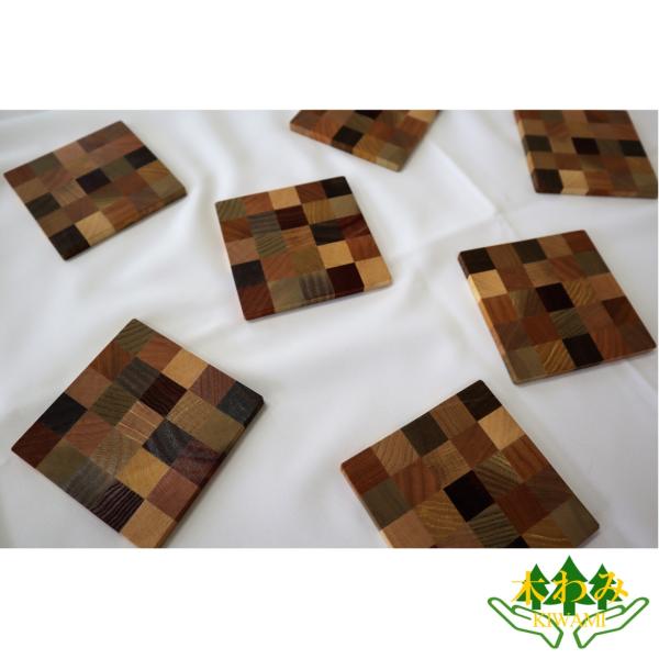 職人の手作り小物 “木わみ”商品名：”木わみ” チェック柄コースターサイズ：100mm×100mm×厚5mm（おおよそのサイズになります）樹種：ウォールナット/槐/栃/朴/桜　など塗装：無塗装天然木を使用したおしゃれなコースターです。コース...
