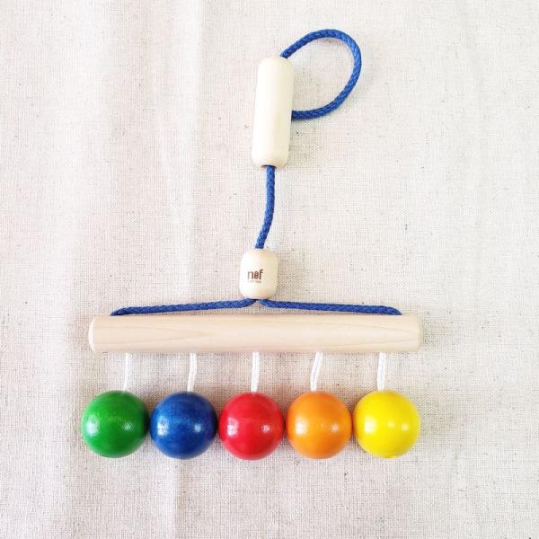 白木の上品な美しさと、 光沢のある美しいカラーボールは とても高級感があり、出産祝いにオススメです。手で触れるとカラカラとやさしい木の音が鳴ります。赤ちゃんはカラフルな色の付いたものを見ようとし、自分の手を認識できると いろんな物に手を伸ば...