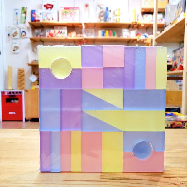 デュシマ社のアクリル積み木Lumiブロックは、デュシマ社が2008年に開発した半透明の積み木です。光を通すと色味が美しく変化します。衝撃につよいアクリル樹脂製。ウールレンガ積み木やフレーベル積み木と基尺が同じなので、いっしょに遊ぶと相性抜群...