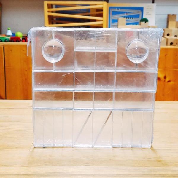 デュシマ社のアクリル積み木Luxyブロックは、2011年に発表された、まるでステンドグラスのような透明感あふれるクリアな色調の積み木です。 光を通すと混色効果も楽しめます。衝撃につよいアクリル樹脂製。ウールレンガ積み木やフレーベル積み木と基...