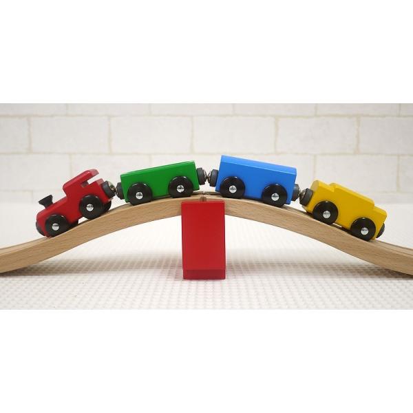 お友達といっしょに遊べるようになったら汽車を増やしてあげてください。長さ33cm