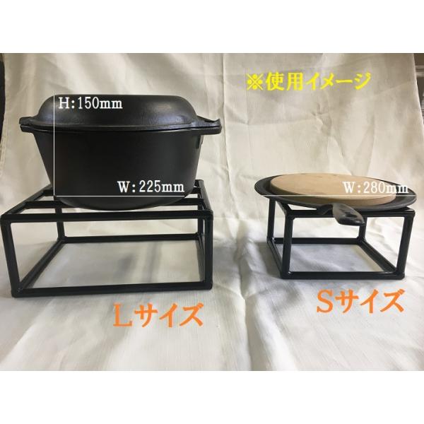 薪ストーブクッキングに欠かせない五徳・頑丈なクッキングスタンドです。Andersenstoveのクッキングスタンドが入荷未定だったため、弊社で製作したオリジナル商品です。熾火（700度から900度）に負けない太い鉄棒からつくりました。中型・...