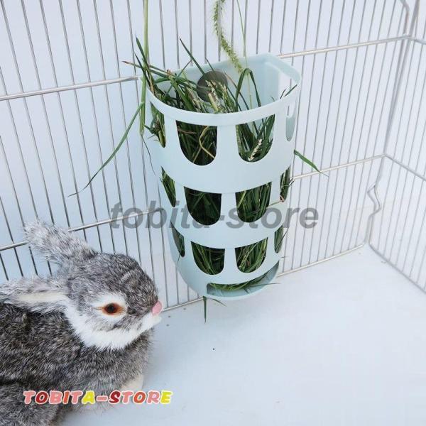 うさぎなどの小動物にお使いいただける牧草フィーダーです。サイズについて12*20cm画像をご参照ください素材についてプラスチックカラーについて※カラーはランダムとなります。お選びいただけませんのでご注意ください※