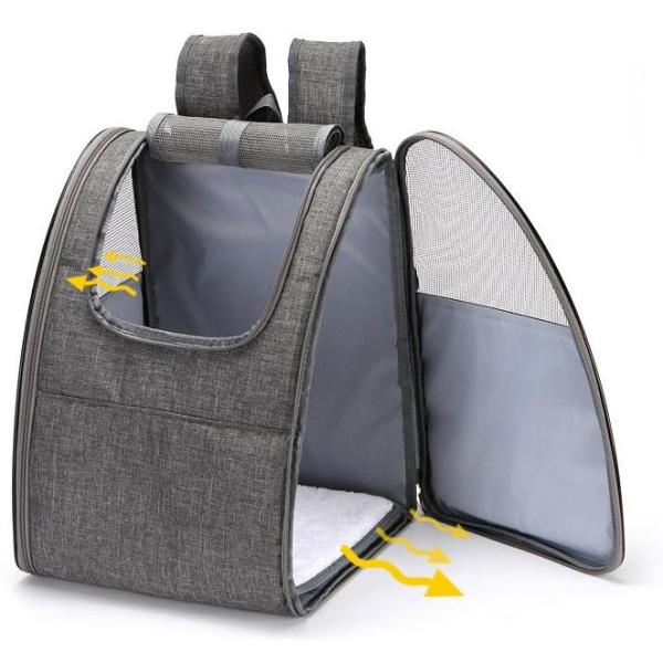 ワンちゃんや猫ちゃんとお出掛けする時に便利なペットキャリーバッグです。通気性も良く、夏冬兼用のマットも付いているので快適です。中には飛び出し防止リードが付いているので、急な飛び出しにも安心ですよ。軽量かつクッションショルダーで肩の負担も軽減...