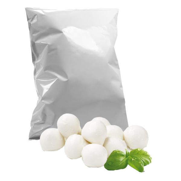 イタリア産の水牛乳100％で作られた、濃厚でミルキーな味わいのモッツァレラ・ディ・ブファラ。 一粒約10〜15gのチェリーサイズに成形し、IQF（個別急速冷凍）でバラ凍結されているため、必要な分だけ取り出して使える便利な仕様です。前菜やカプ...