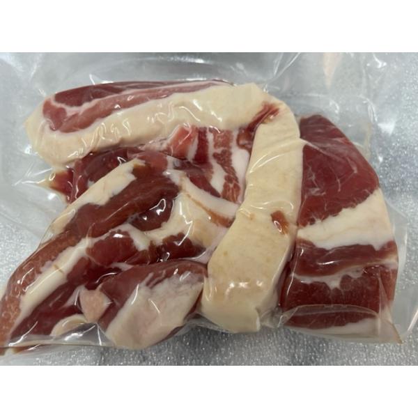 【発売日：2024年05月03日】生ベーコン端っこなのでお好きなカットで使用できます。大容量パックでアレンジ自在。そのまま食べておつまみにも！名称 非加熱食肉製品　ベーコン（ブロック）原材料名 豚ばら肉(輸入)、食塩、砂糖、香辛料／調味料(...