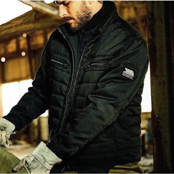 作業服の定番ブランド寅壱の防寒ブルゾンです。中綿、裏ボア、衿裏アクリルリブと１着で防寒対策できることを目指して作られた１着。もちろん作業を妨げないデザインで作業効率は格段にアップ。ＭＩＸヘリンボーンの表面感もカッコイイ。丈夫なのはもちろん、...