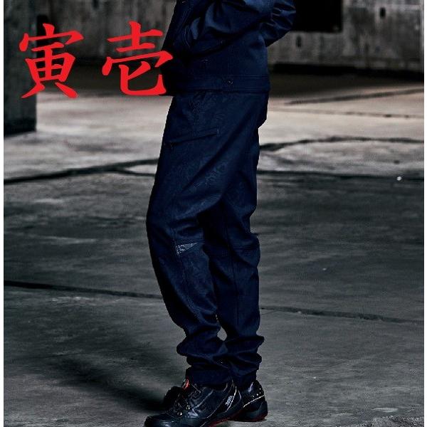 作業服の定番ブランド寅壱のカーゴパンツです。エンボスの幾何学模様が何ともカッコいい。スリムなシルエットながらストレッチ素材なので動きやすい。２種類の素材を合わせてあるので、冬の寒い風にも強い。撥水加工。カラー：グレー、クロ、濃コンサイズ（ウ...