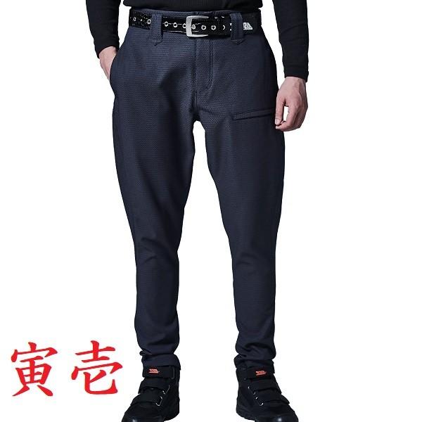 作業服の定番ブランド寅壱のトラスタイルパンツです。もも部分はゆったり、ヒザ下は絞った独自のスタイル。カチオン染め分けヘリンボンで、味わいのある表面感。耐久性、イージーケア性にすぐれたポリエステル素材。カラー：エンジ、コン、茶サイズ（ウエスト...