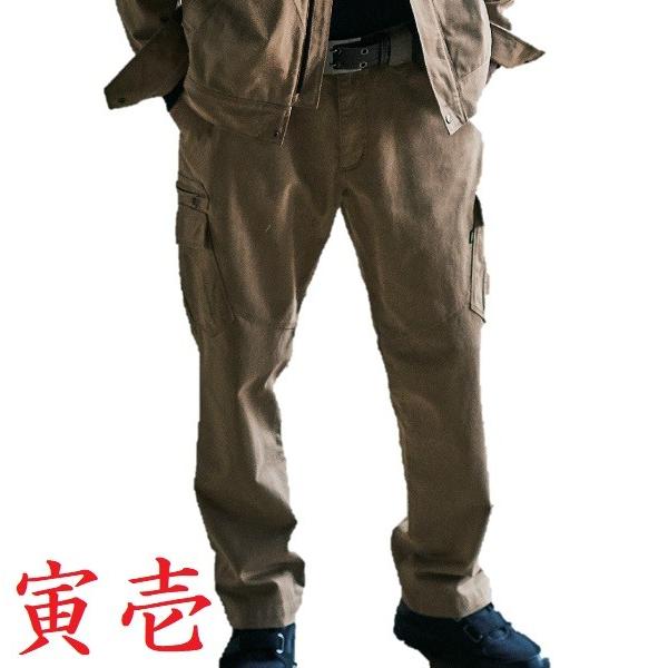 作業服の定番ブランド寅壱のカーゴパンツです。シンプルなデザインながら、手が入れやすいように斜めになったカーゴポケットが特徴的。丈夫で火や摩擦に強い綿素材は、吸汗性にもすぐれ、肌触りも抜群です。着るほどに味わいが増す表面化も魅力。カラー：ベー...