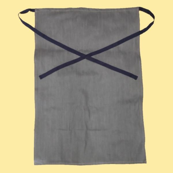 デニム生地の作業用ロング腰前掛け。12〜13ozの丈夫なデニム生地を使用。寸法：(縦)約90cm(横)約60cm製作時期によりデニム生地及び腰ひもの色が異なる場合があります。※生地及び腰ひもの色指定はできません。