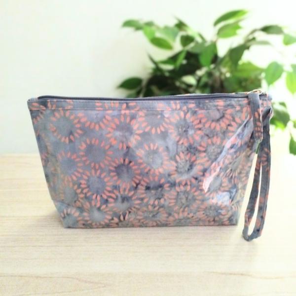 グレーにダークグレーのタイダイ柄の生地にスモーキーピンクのフラワーがかわいいバティックポーチです。普段使いや海、レジャー、マルチに活躍！サイズ　縦　　19cm　　　　横　　30cm　　　　マチ　6cmインドネシア製【生地について】レーヨン1...
