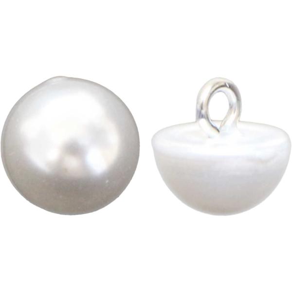 ●【サイズ】パールの直径約10mm（金属足部分：約4mm）【数 量】20個●【材 質】樹脂製、金属製（背面のボタン足部分）●【カラー】ホワイト（ツヤあり）●【用途】手芸、デコレーション用に！ニット、ワンピース、カーディガン、ブラウス、靴下・...