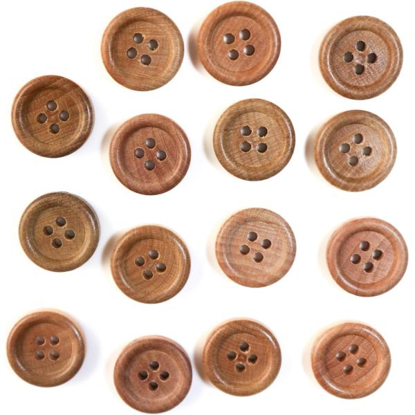 ●【サイズ】直径約15mm　【数 量】15個　【1粒の厚み】約3.8mm　【1粒の重さ】約0.5g●【ボタンの形】四つ穴ボタン　【材 質】木●【カラー】ブラウン　【模様について】両面に木目模様があります。●【特 徴】糸通し用の穴が四つ空いた...