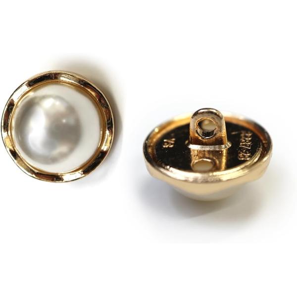 ●【サイズ】直径約18mm　【数量】8個●【ボタンの形】足つきボタン　【材質】樹脂・金属●【カラー】ホワイト　【装飾】波型 ゴールド●【用途】縫い糸が目立ちにくい、足つきのメタルボタンです。ワンピース、カーディガン、ブラウスに。シャツのイメ...