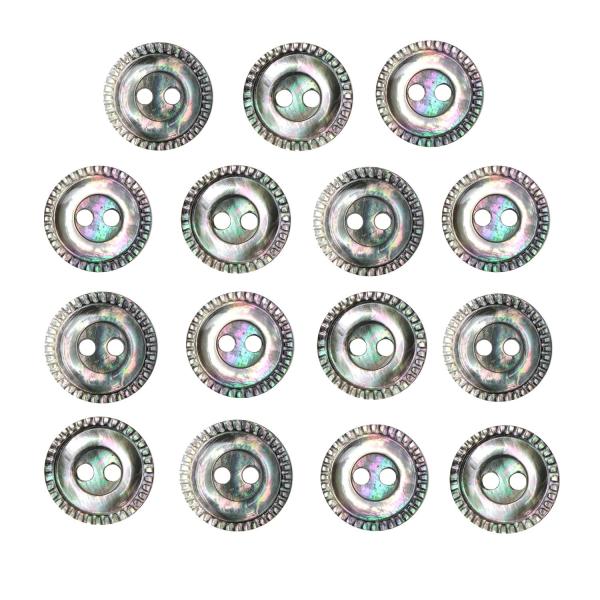【サイズ】直径約11.5mm　【厚み】約1.8mm【数量】15個入り【カラー】ブラック系（光沢あり）【形状】二つ穴ボタン　【材質】黒蝶貝【特徴】縁部分に入った模様がアクセントになった黒蝶貝シェルボタンです。 黒蝶貝特有の光沢があり、衣類や小...