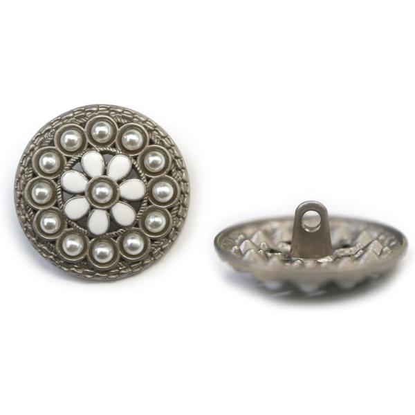 ●【サイズ】約25mm 1粒あたり約3.7g 【数量】5個●【ボタンの形】丸型 足つき【材質について】パール部分:樹脂 台座部分:金属●【特徴】表面に小さな白いパールと花の装飾をあしらった丸型のボタンです。●【用途】セーター・コートやカーデ...