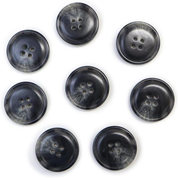●【サイズ】直径約23mm　【数量】8個●【ボタンの形】四つ穴ボタン　【材質】プラスチック●【カラー】ダークグレー&amp;ホワイト　【模様】水牛の角のような模様●【特徴】糸通し用の穴が四つ空いた、衣類に合わせやすいボタンです。程よくツヤ感...